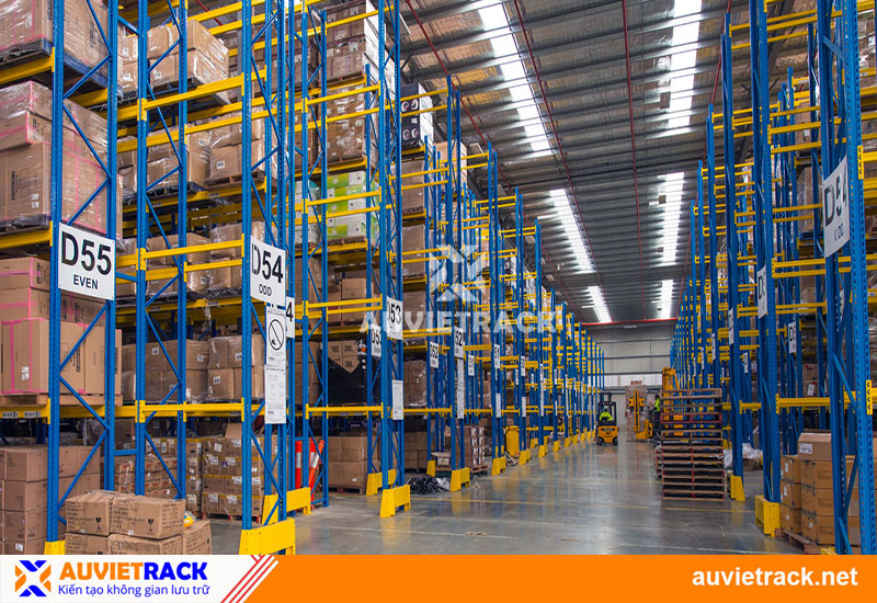 Kệ VNA là gì? Tìm hiểu kệ Very Narrow Aisle lối đi hẹp