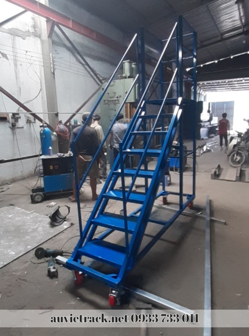 XE THANG DI ĐỘNG CÔNG NGHIỆP GIÁ TỐT | AU VIET RACK