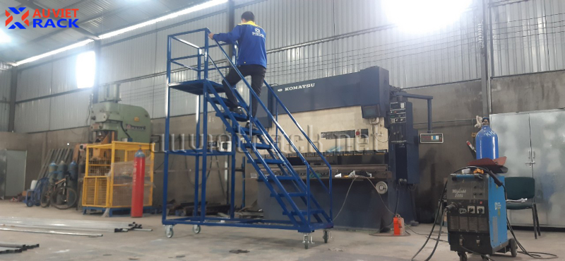 XE THANG DI ĐỘNG CÔNG NGHIỆP GIÁ TỐT | AU VIET RACK